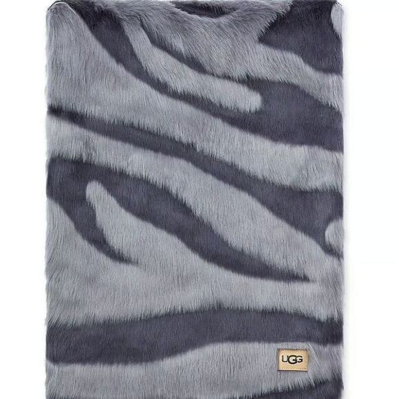 UGG | Bedding | Ugg Shayla Faux Fur Throw Blanket Space Agegravelgrey ...